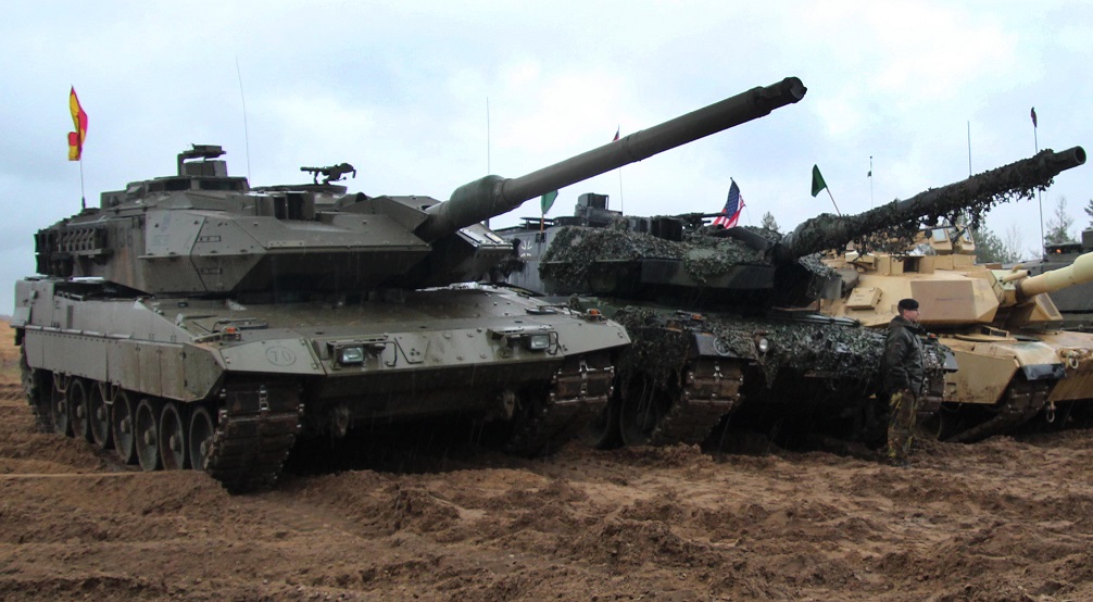 Defensa y Armas: La flota de tanques de la OTAN muestra potencia de fuego cerca de la frontera rusa.