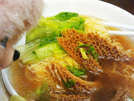Jummiest beef intestines soup at Noodle Expert | JUMI