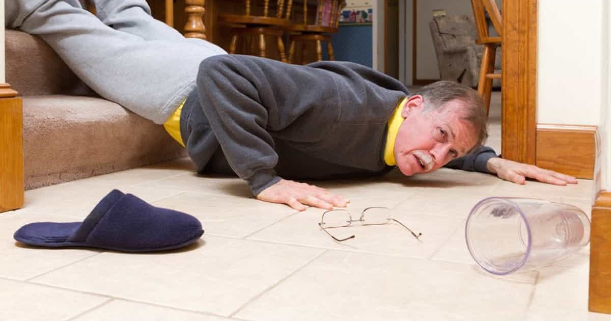 RIESGO DE CAÍDAS EN EL ADULTO MAYOR Y SU PREVENCIÓN - EKINE