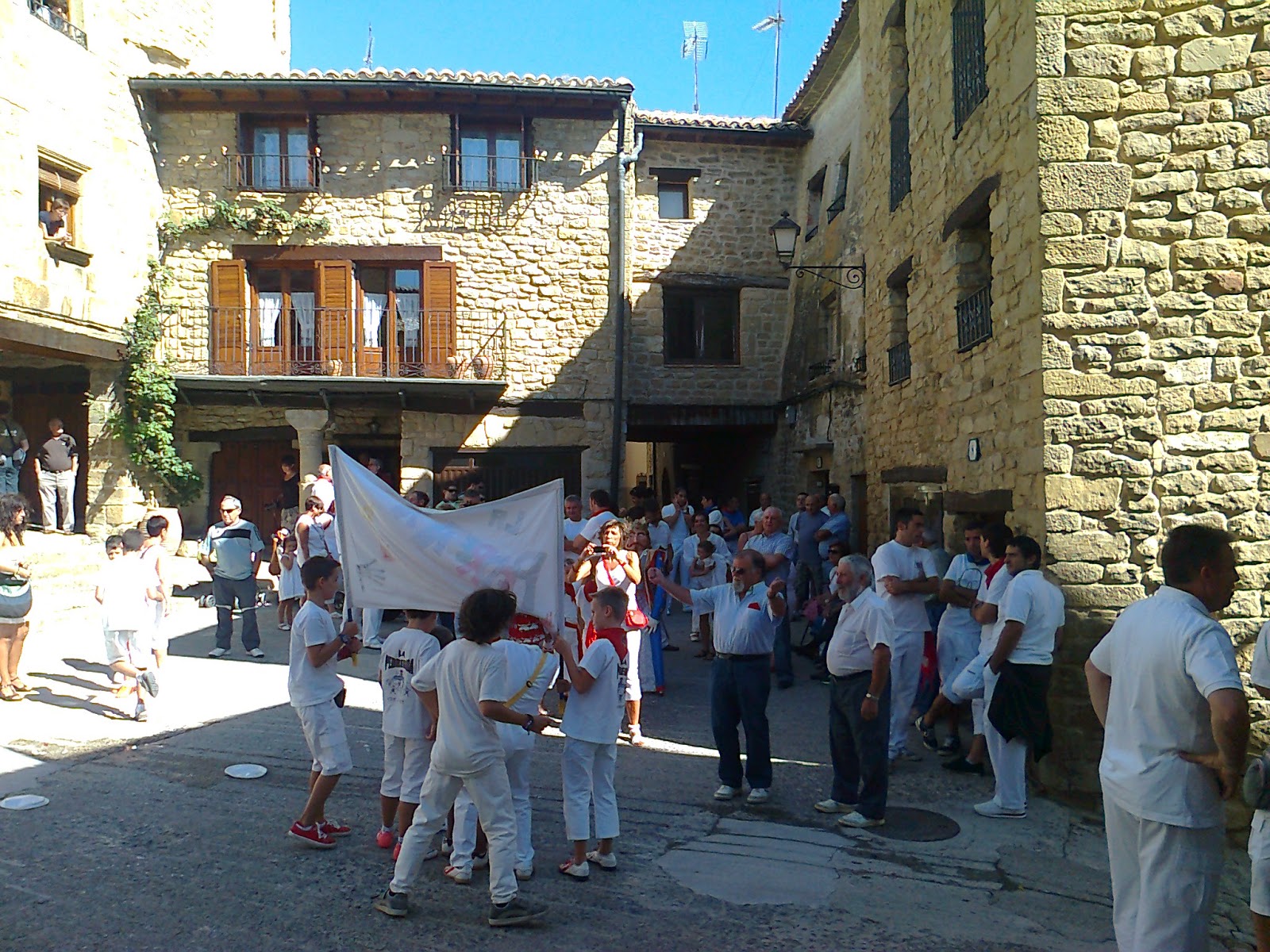 Uxue, Ujué atalaya de Navarra.: Uxue ya está en fiestas.Voló el cohete.