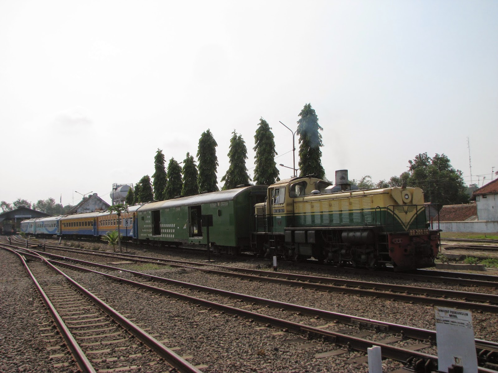 Kereta Api Indonesia: Lokomotif Seri BB300 58 01 Melangsir Rangkaian ...