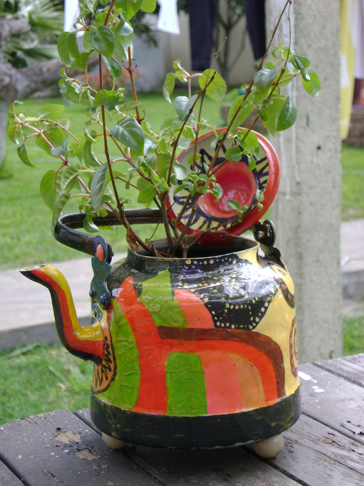 PRODUCCIONES ARTISTICAS: reciclado y pinturas: pavas, regaderas y ...