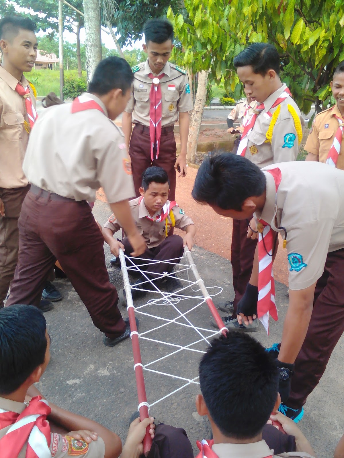 LATIHAN PEMBUATAN TANDU DARURAT - KALTENG SCOUT.COM