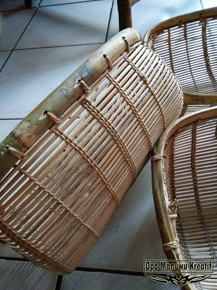 Tanguk biasanyaterbuat dari rotan yang dianyam sedimikian rupa sehingga ...