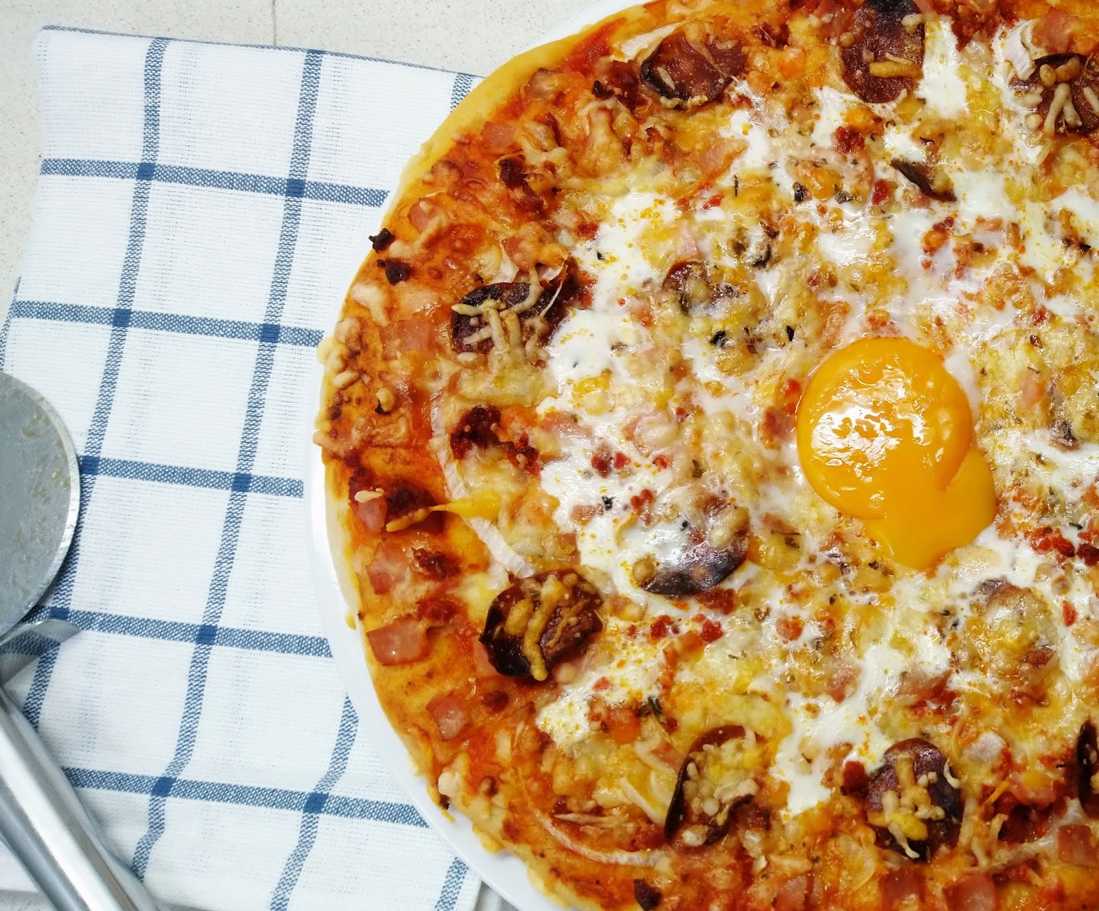 PIZZA ATÓMICA (Con chorizo y huevo)