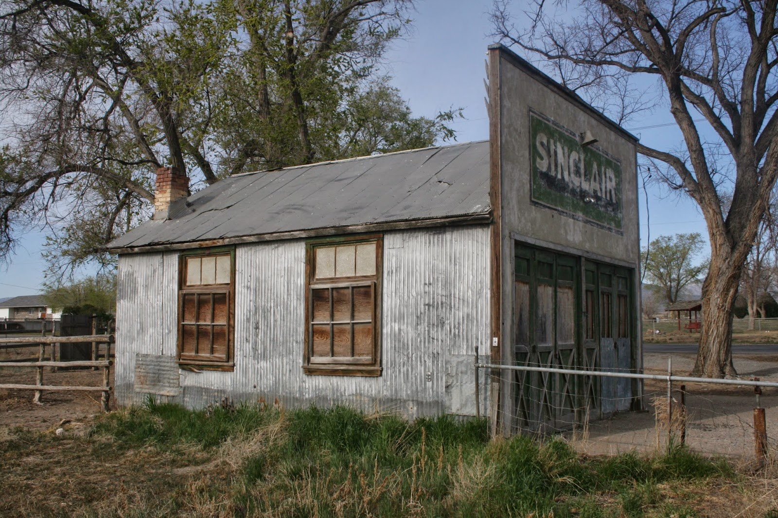 The Model Railroader's Notebook: The Abandoned Sinclair Gas Station in ...