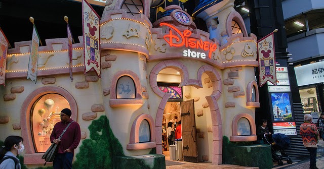 VIAJAR CODE: Verónica: Disney Store: Ceremonia de apertura