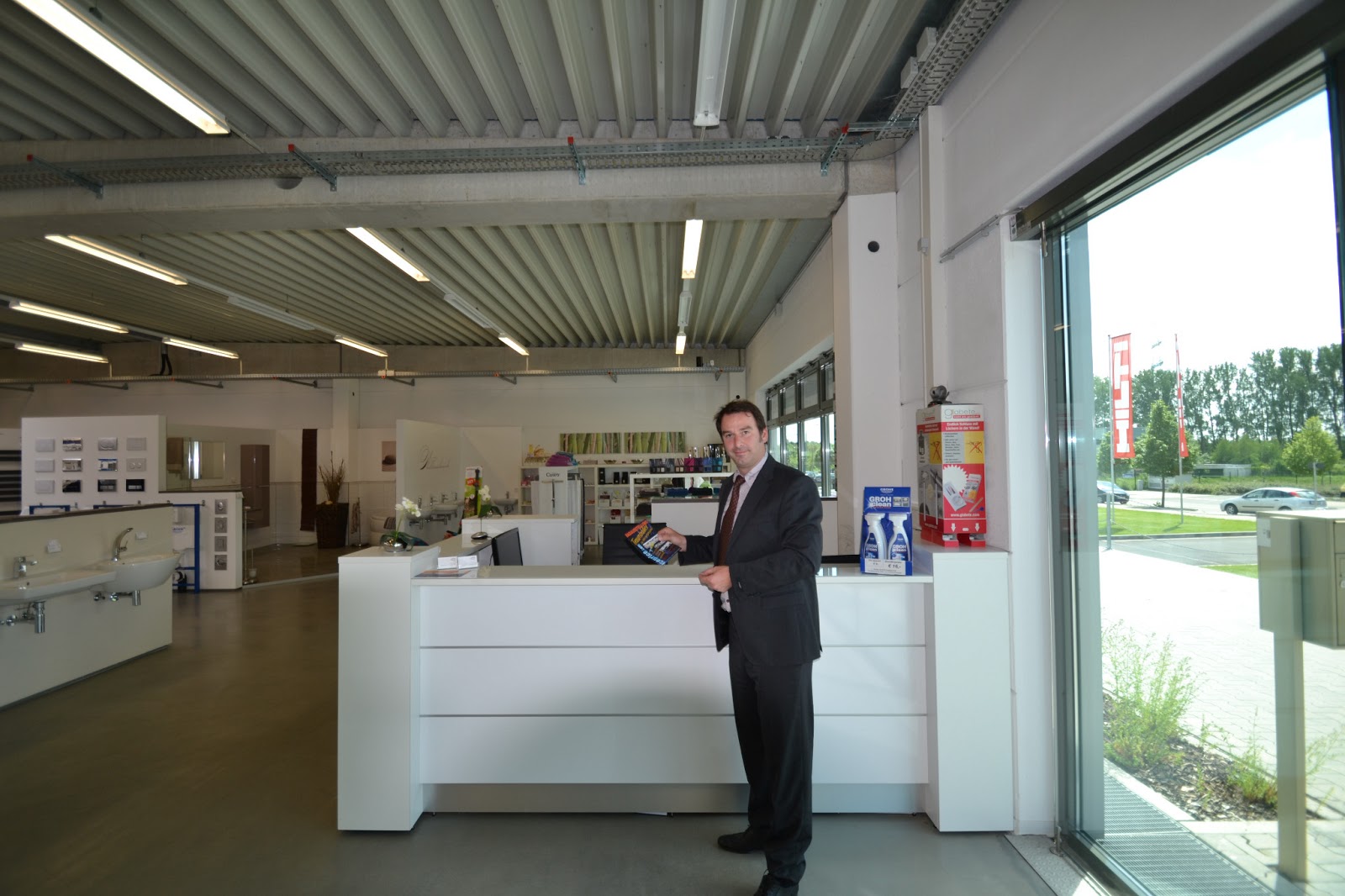 Colour up your office !: Neue Referenz für winkelförmige Theken als L ...