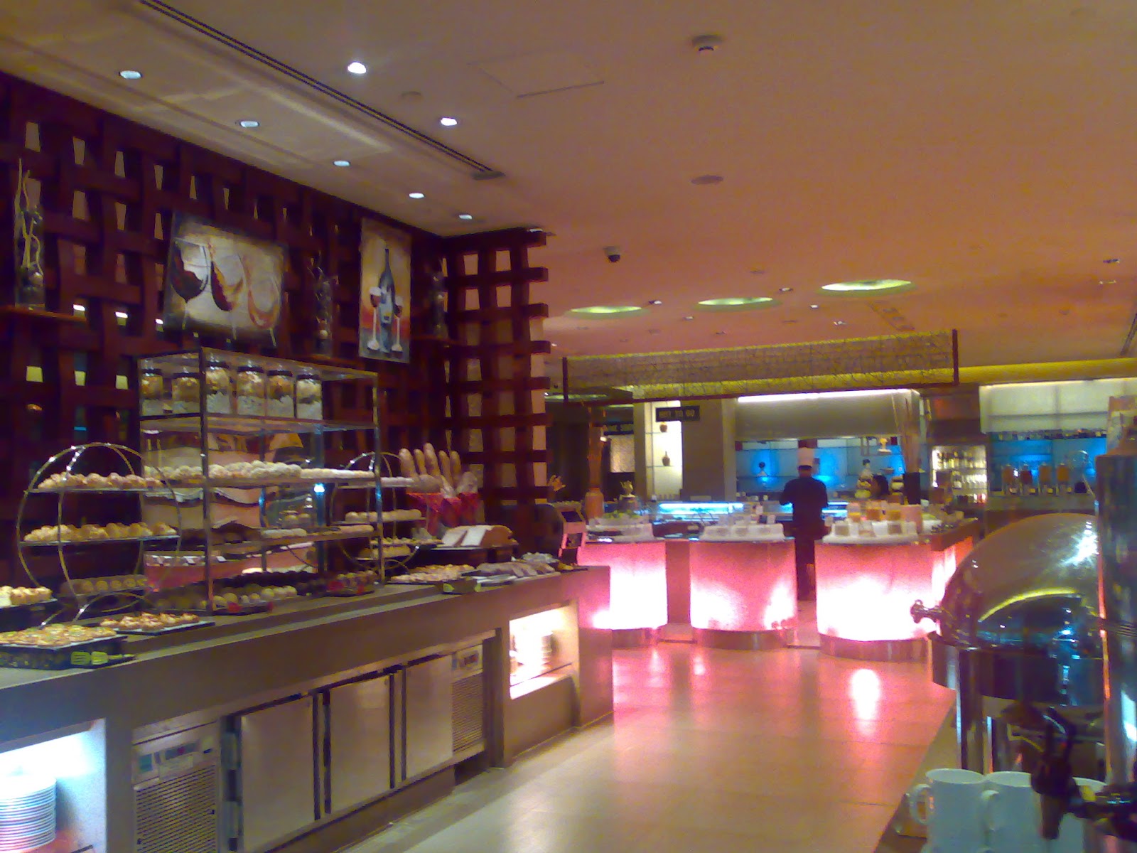 Stay, Stray, Play and Feast: EDSA Shangri- La: Fabulous Hotel, Bad Camera