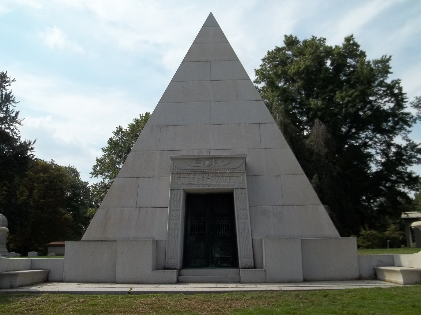 Travels of a Hobgoblin Taphophile: Brown Family (Pyramid) - Homewood ...