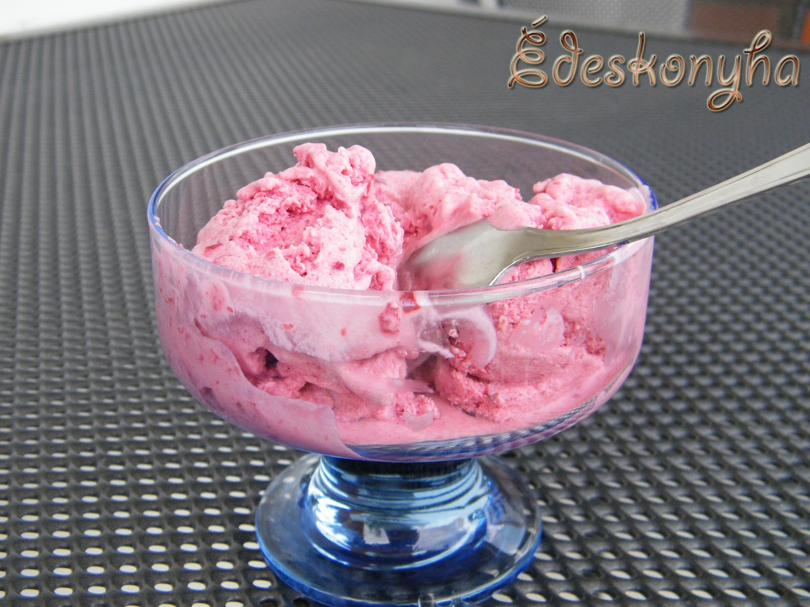 Az én édes konyhám: Tejszínes meggyes házi fagyi