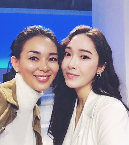 Jessica and Sarang's mom Yano Shiho snap a photo together