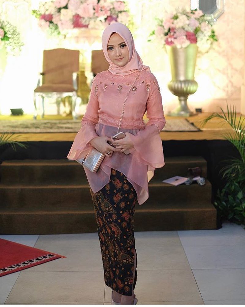 23 Model Baju Kebaya Renda Brokat Simple Tapi Modern dan Mewah yang ...