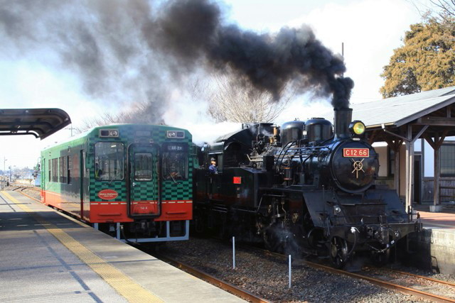 Tokyo Railway Labyrinth: Checkered Railcar on the Mooka Line