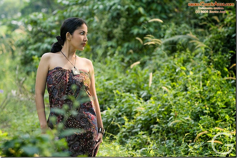 COLMENAK: IIS FARDINA-Bugil Di Hutan