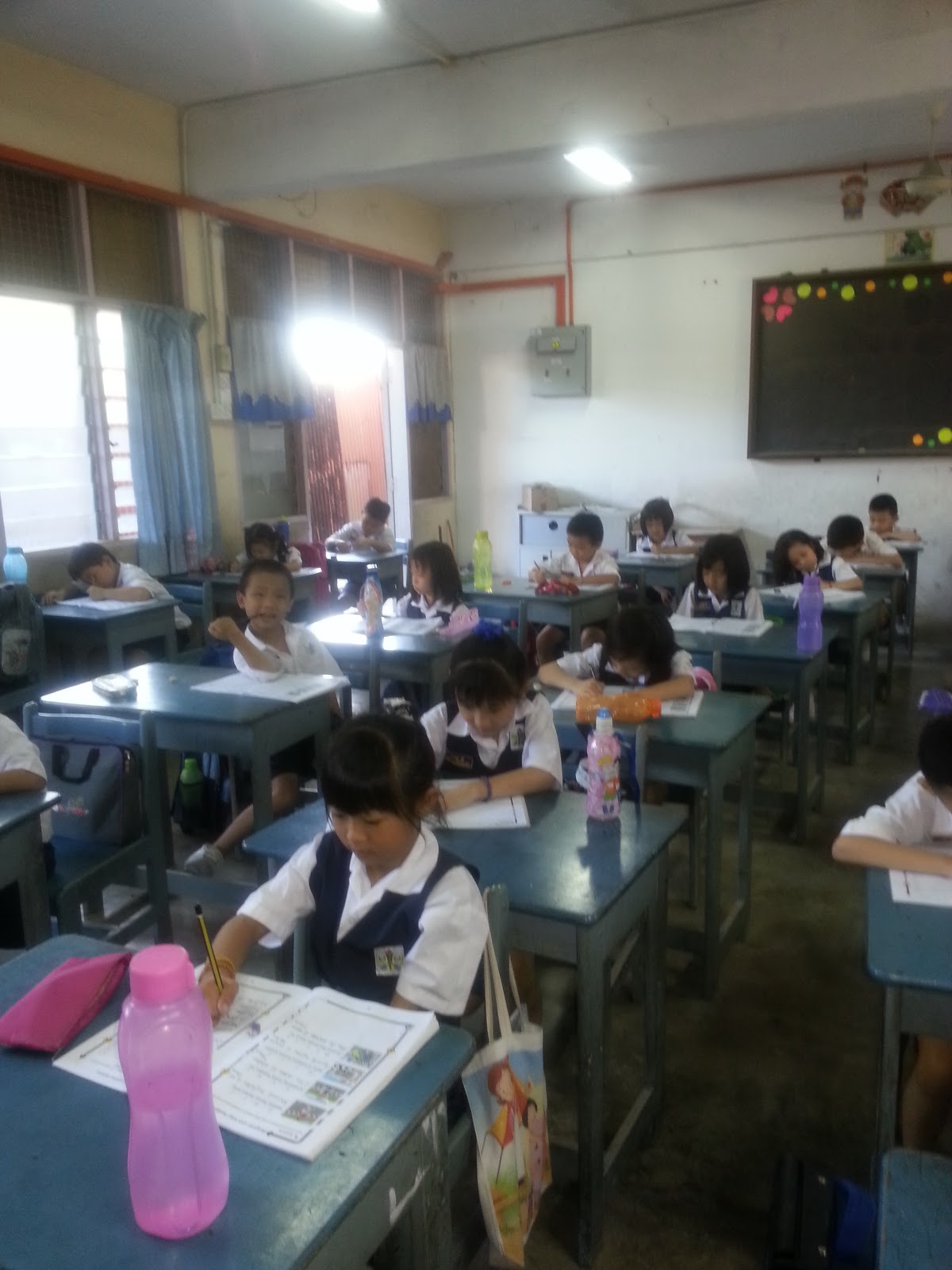 CINTAI BAHASA: GAMBAR MURID-MURID BELAJAR DI DALAM KELAS