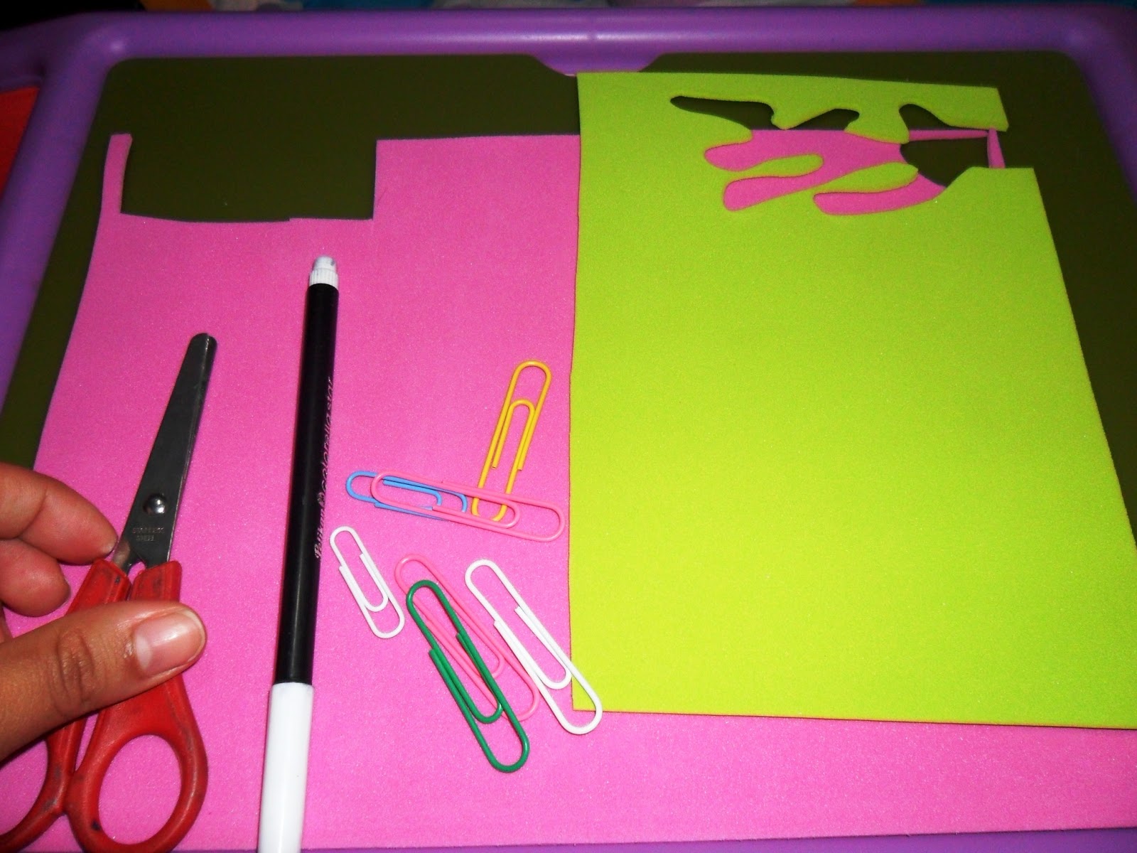 Material pedagógico hecho en casa: Unir silabas con clips