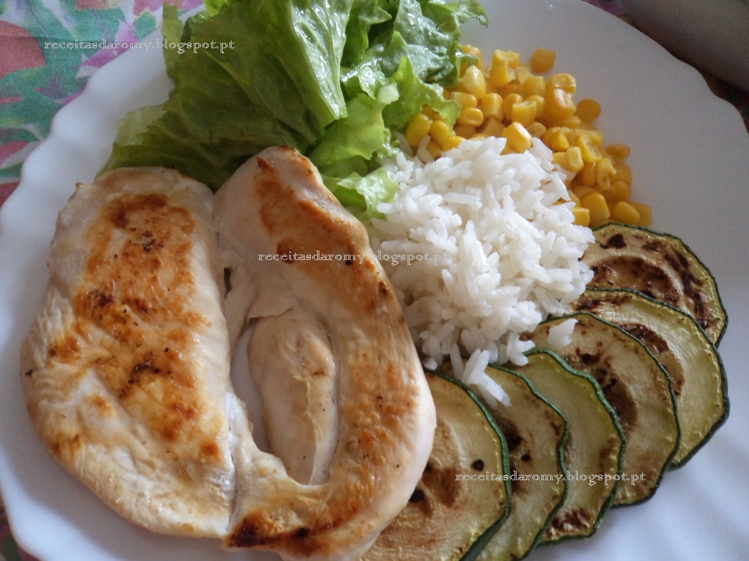 Bife de frango grelhado com arroz de coco e legumes