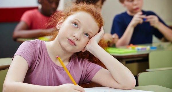 .: Mi hijo se distrae fácilmente en el colegio