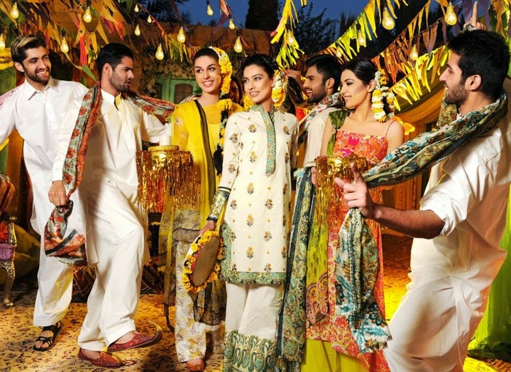 RASM-E-MEHNDI The bride with her friend | Pakistani Fasion And Entertenment