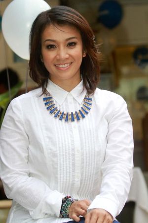 Fara Fauzana Insuranskan suara - Koleksi Gambar Artis Malaysia