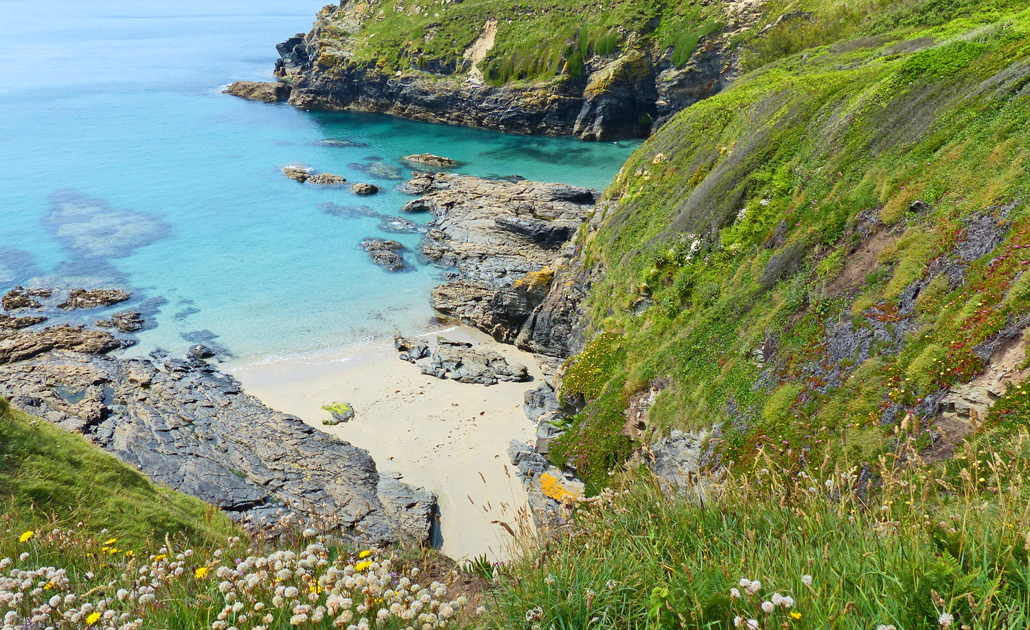 Around Perranuthnoe : Piskies Cove