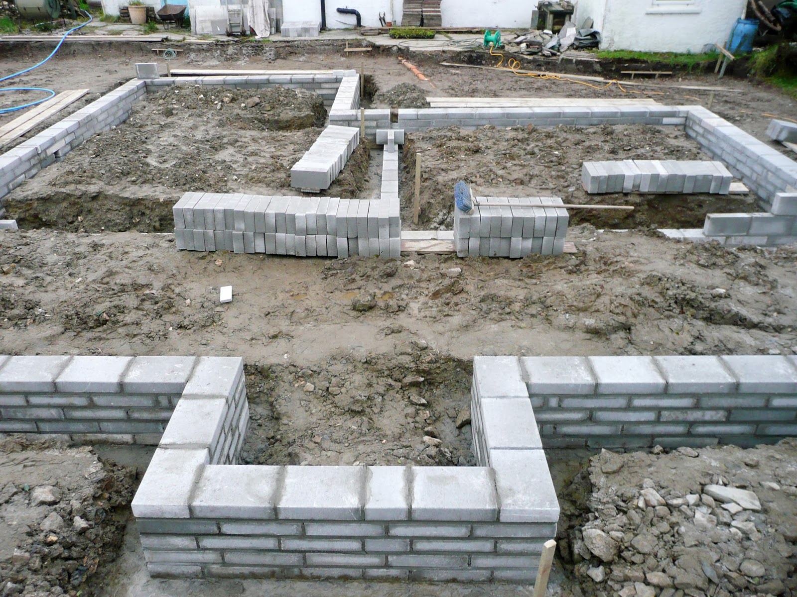 V&A's Home Build: Groundwork: Part 3 - Blockwork foundations