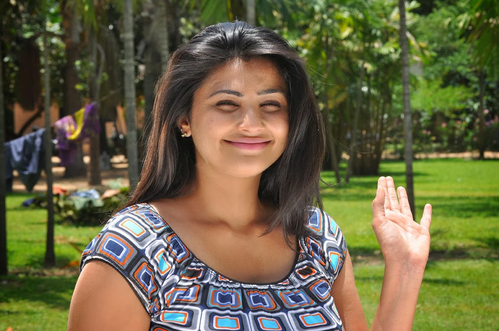 Jai Ho Movie Fame Actress Daisy Shah Images And Wallpapers