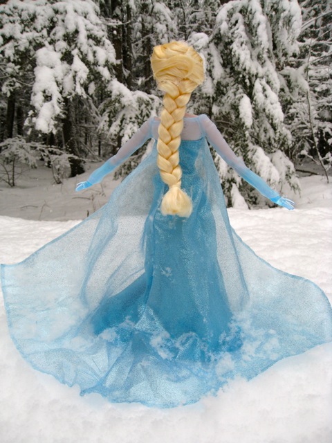 The Disney Store's "Singing Elsa" Doll from the Movie "Frozen" | The ...