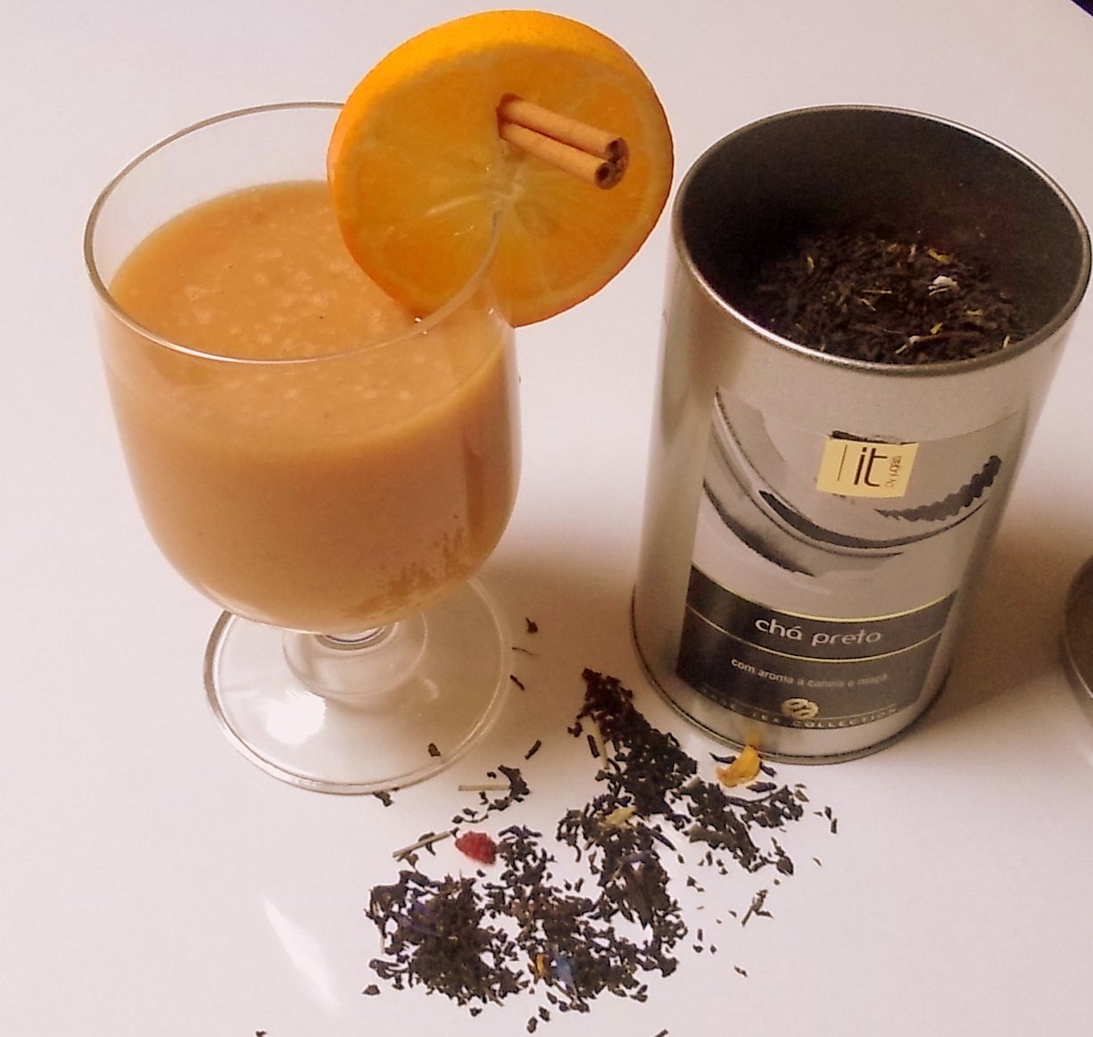 Sumo Natural de Fruta com chá preto aromatizado com canela e maçã ...