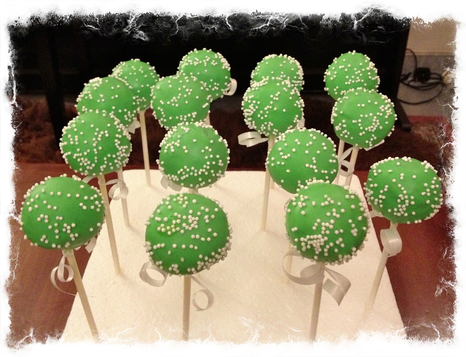 Pink Oven Cakes and Cookies: Blue and green themed cake pops
