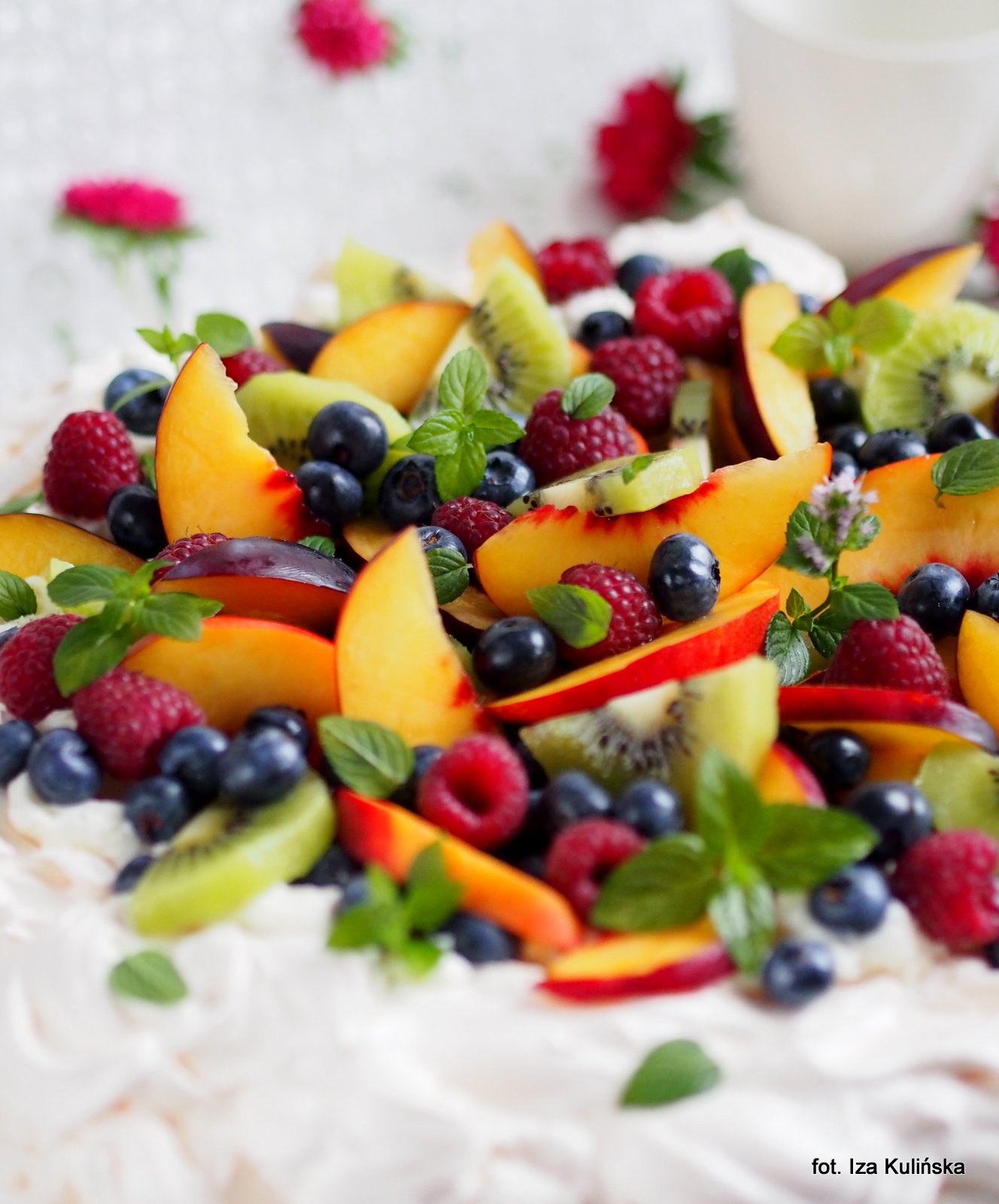 Jej Puszystość Beza Pavlovej - Tort bezowy z bitą śmietaną i świeżymi ...