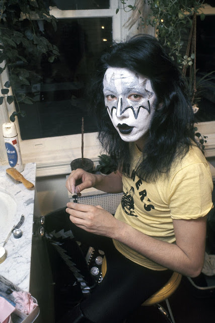Rare and Intimate Photos Give Us a Peek Into KISS' Backstage, and See ...