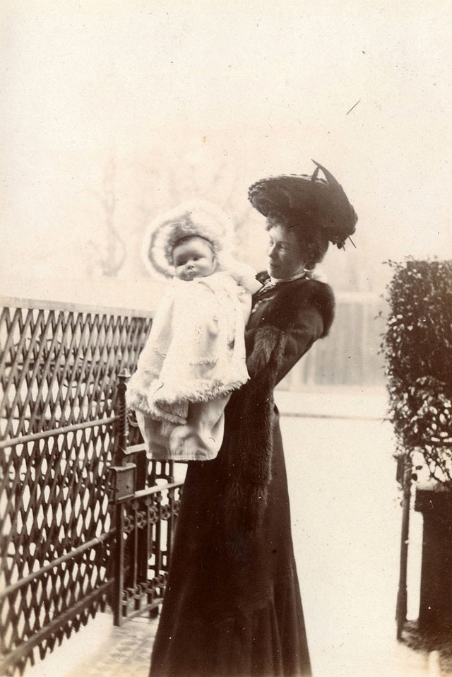 Victorian Motherhood: Lovely Vintage Photos of Mothers Posing With ...