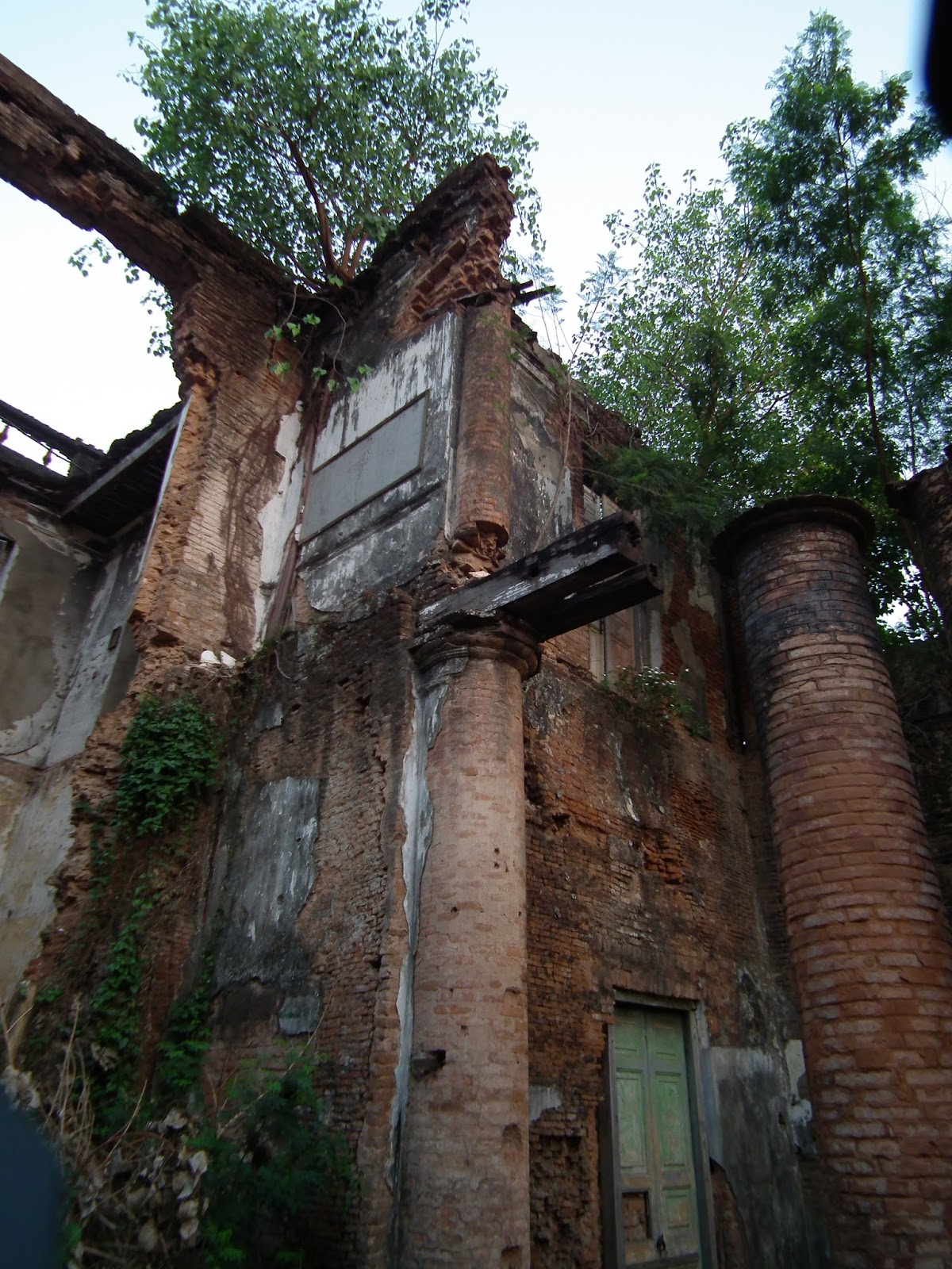 Astounding Bengal: CLIVE HOUSE (BAROKOTHI)