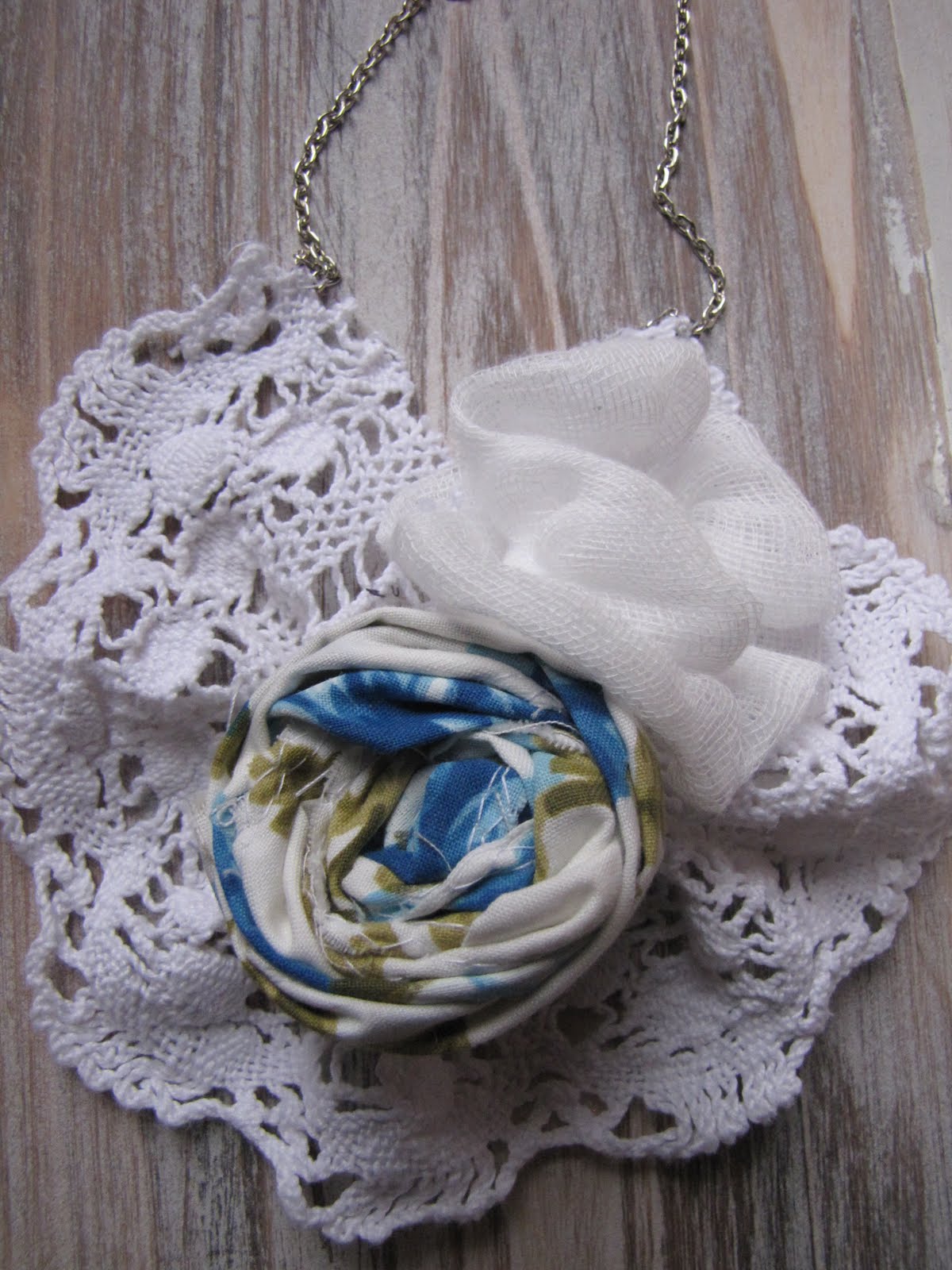 Little Treasures: Last minute gifts - {A flower rosette necklace}