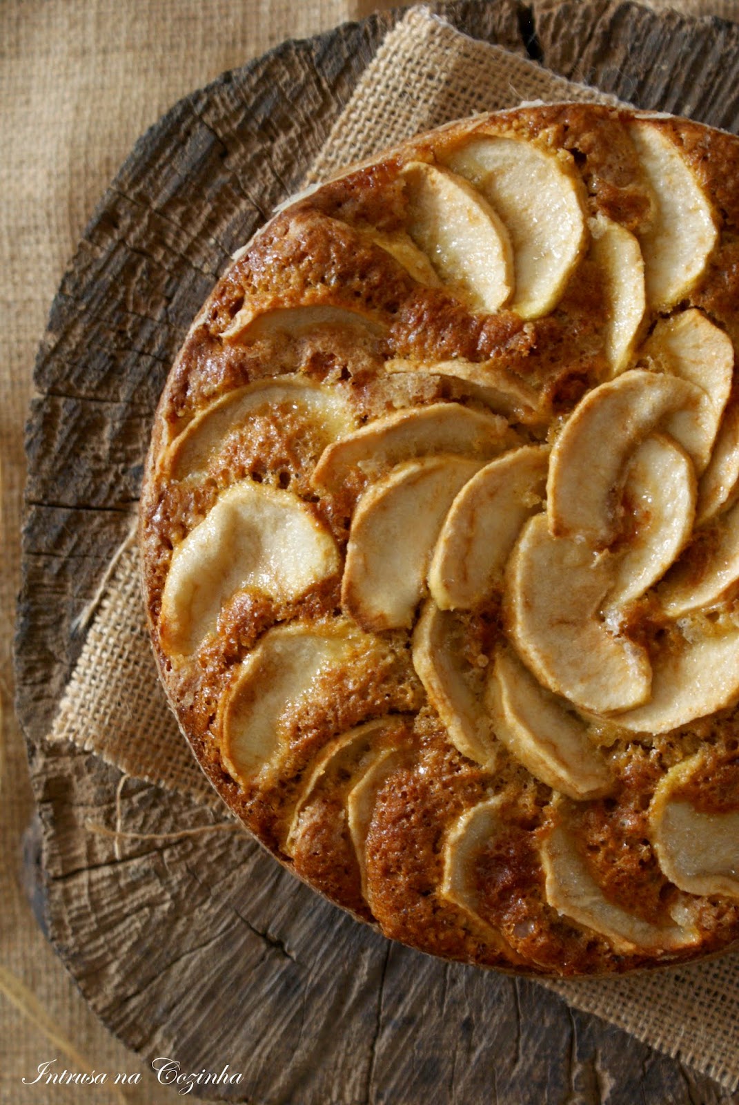 Apple-Coconut Family Cake | Intrusa na Cozinha