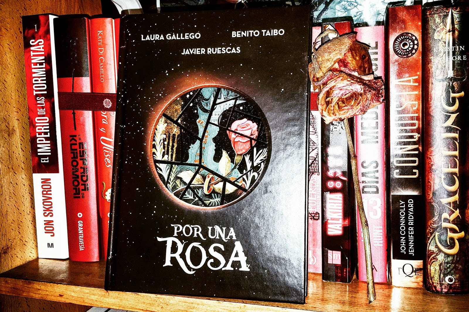 Reseña: Por una rosa | The Best Read Yet