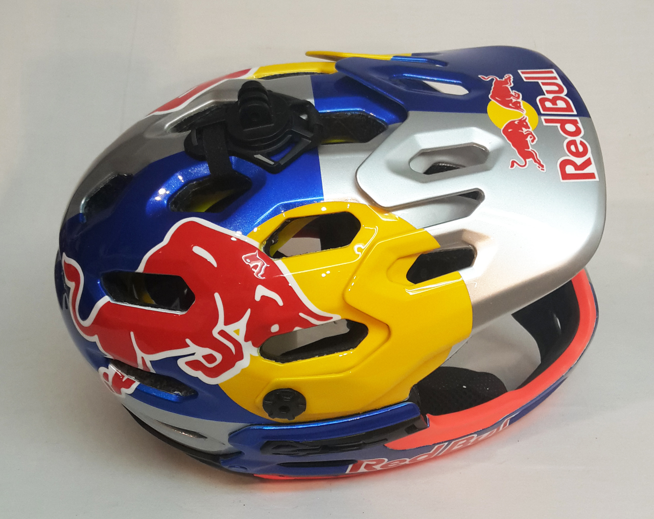 AEROGRAFIE Mau Design: Red Bull Helmet Bike