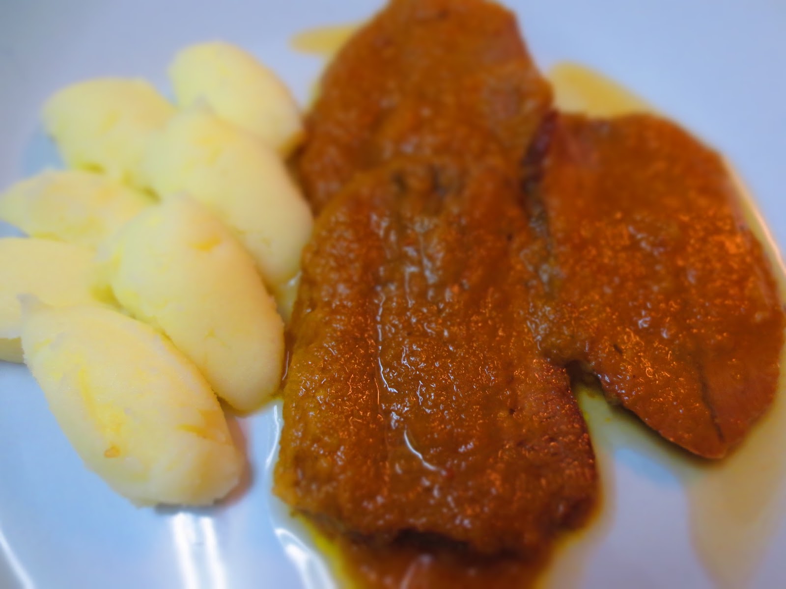 .: Lengua de ternera estofada con puré de patata