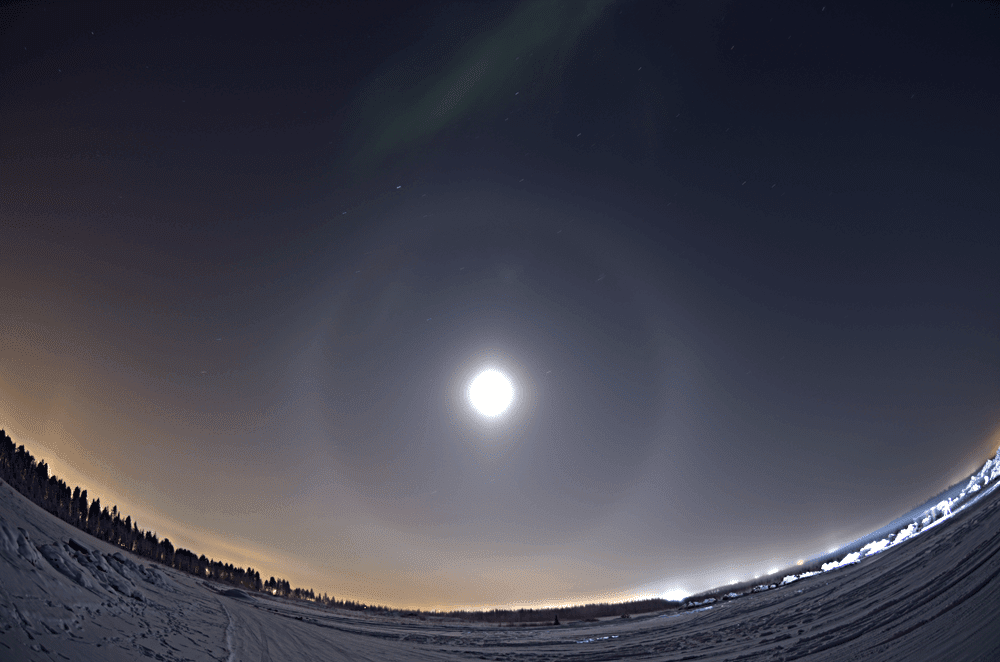 The Halo Vault: Halos from oriented pyramids in the spotlight beam