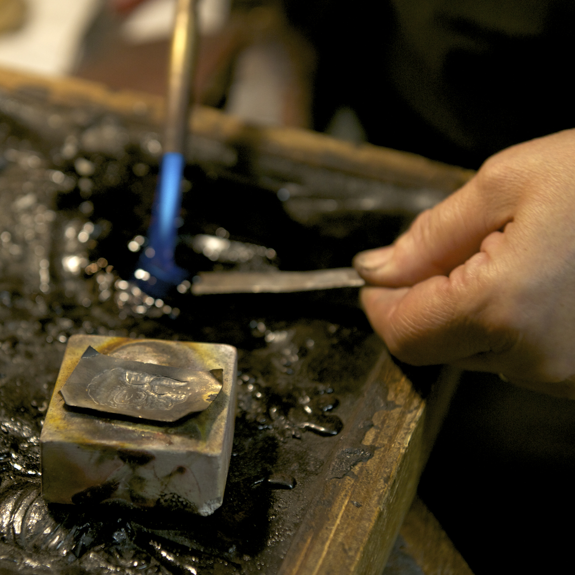 come nascono i gioielli tra racconti e reportage ...: Il cesello ...