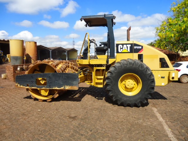 Rolo Compactador Caterpillar 533E; 2.009 e 2.011: equipamentos para ...