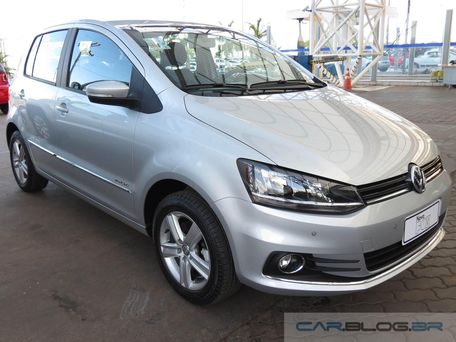 Escolhendo entre Novo Fox I-Motion 2015, Hyundai HB20 1.6 Automático ...