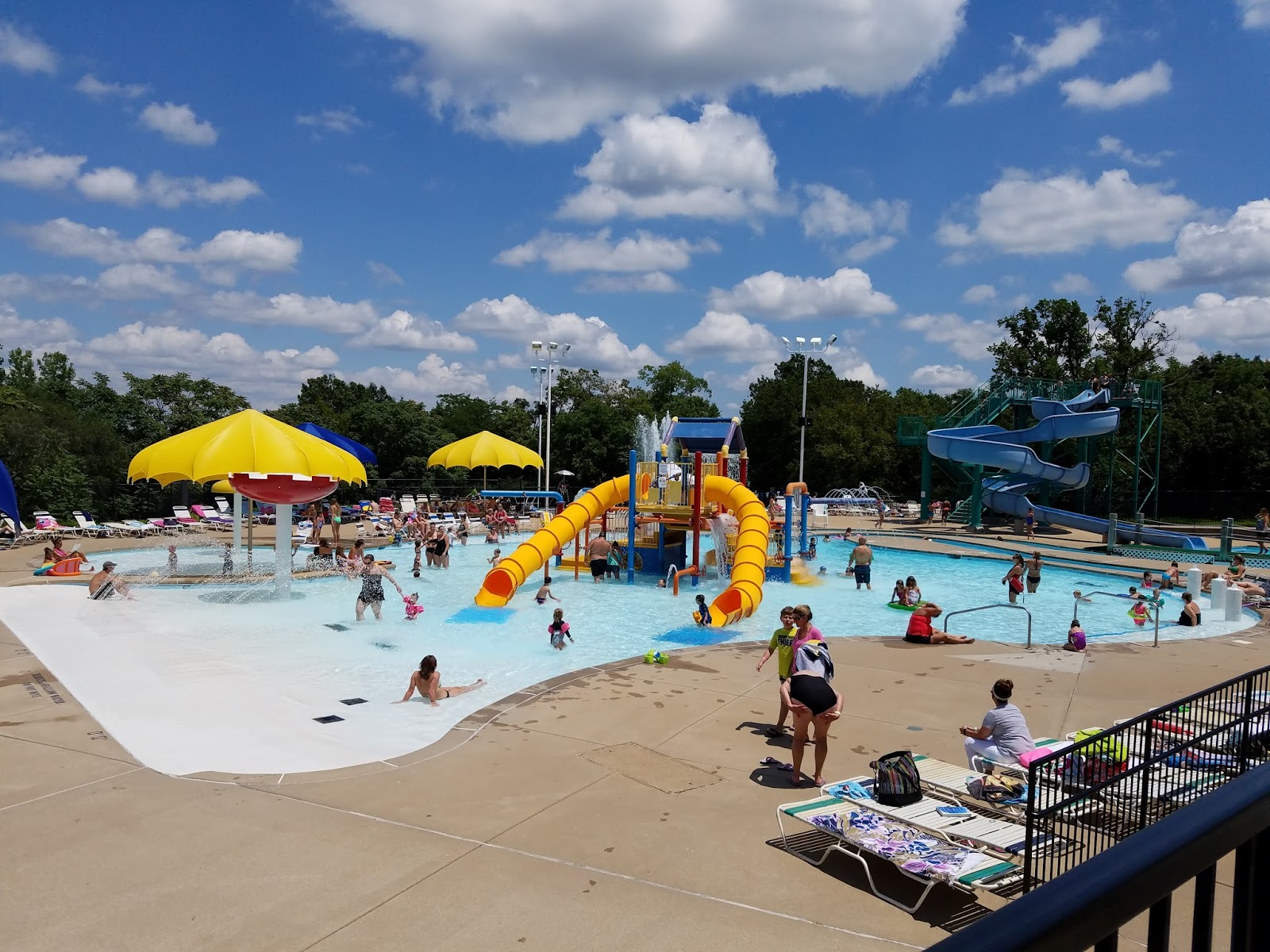 Play St. Louis: RiverChase YMCA of Fenton Outdoor Pool, Fenton