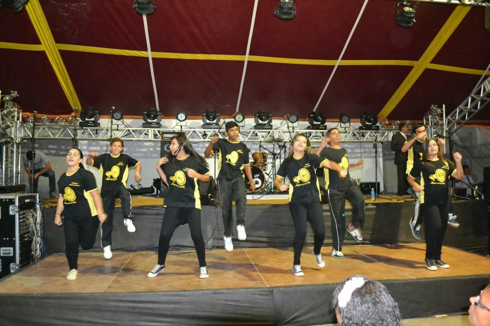 São Francisco Informe: Uma multidão louvaram e cantaram ao som gospel ...