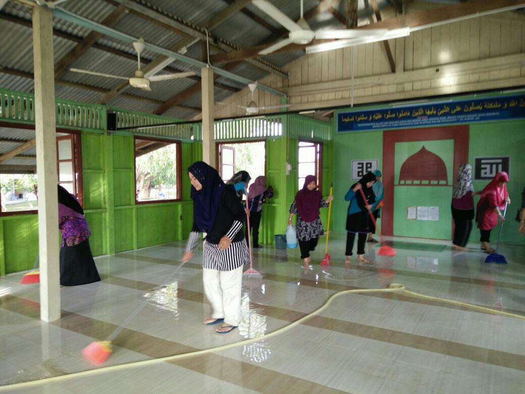 SK KAMPUNG BARU KUALA ABANG DUNGUN: GOTONG ROYONG BERSIHKAN SURAU AT-TAQWA SK KAMPUNG BARU KUALA ABANG DUNGUN: GOTONG ROYONG BERSIHKAN SURAU AT-TAQWA