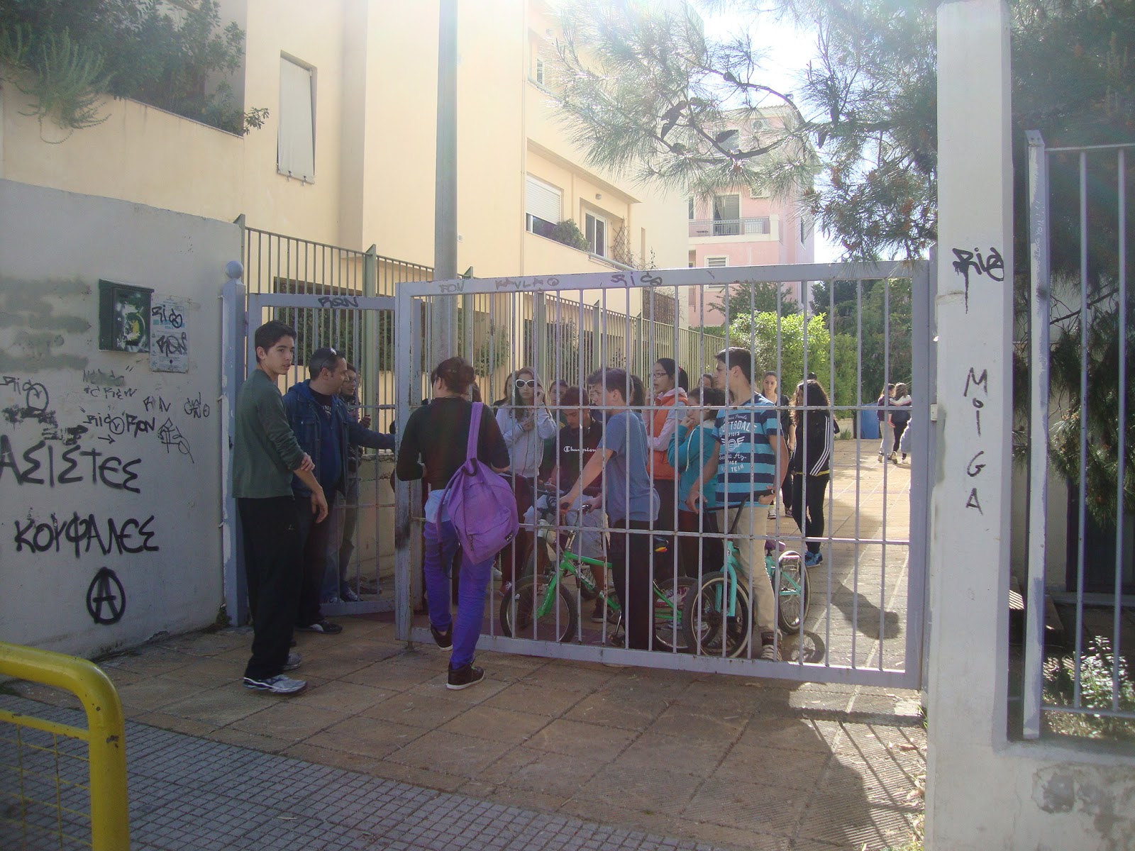 : ΚΑΤΑΛΗΨΕΙΣ ΣΕ ΣΧΟΛΕΙΑ ΤΟΥ ΧΑΛΑΝΔΡΙΟΥ ΕΝΑΝΤΙΑ ΣΤΟ ΚΛΕΙΣΙΜΟ ΤΟΥ 2ου ...