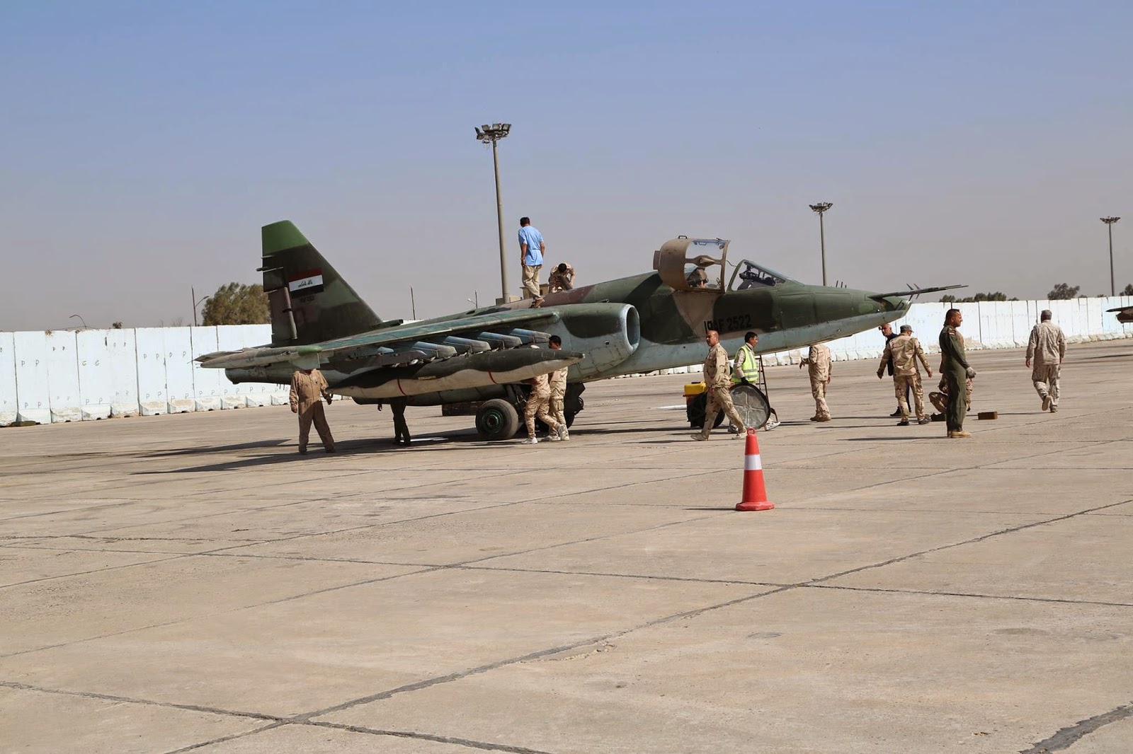 AeroHisto - Aviation History: Photos and video of Iraqi Su-25 engaged ...