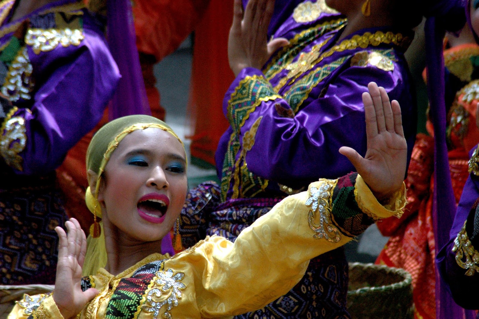 DUDE FOR FOOD: Side Views: Faces of the Kadayawan